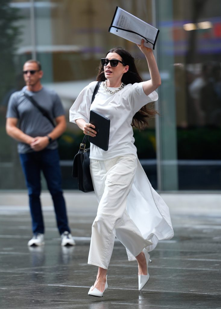 Quanto costano le scarpe "con le ali" di Anne Hathaway ne Il Diavolo ...