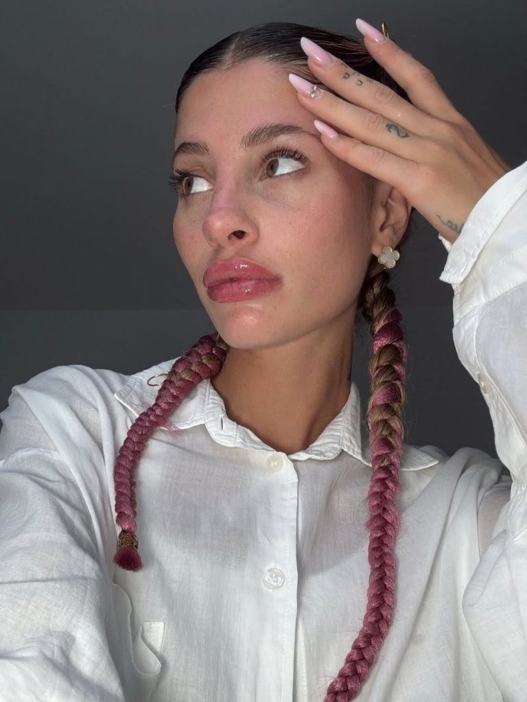 Chiara Nasti cambia look: con l'estate è tempo di treccine rosa