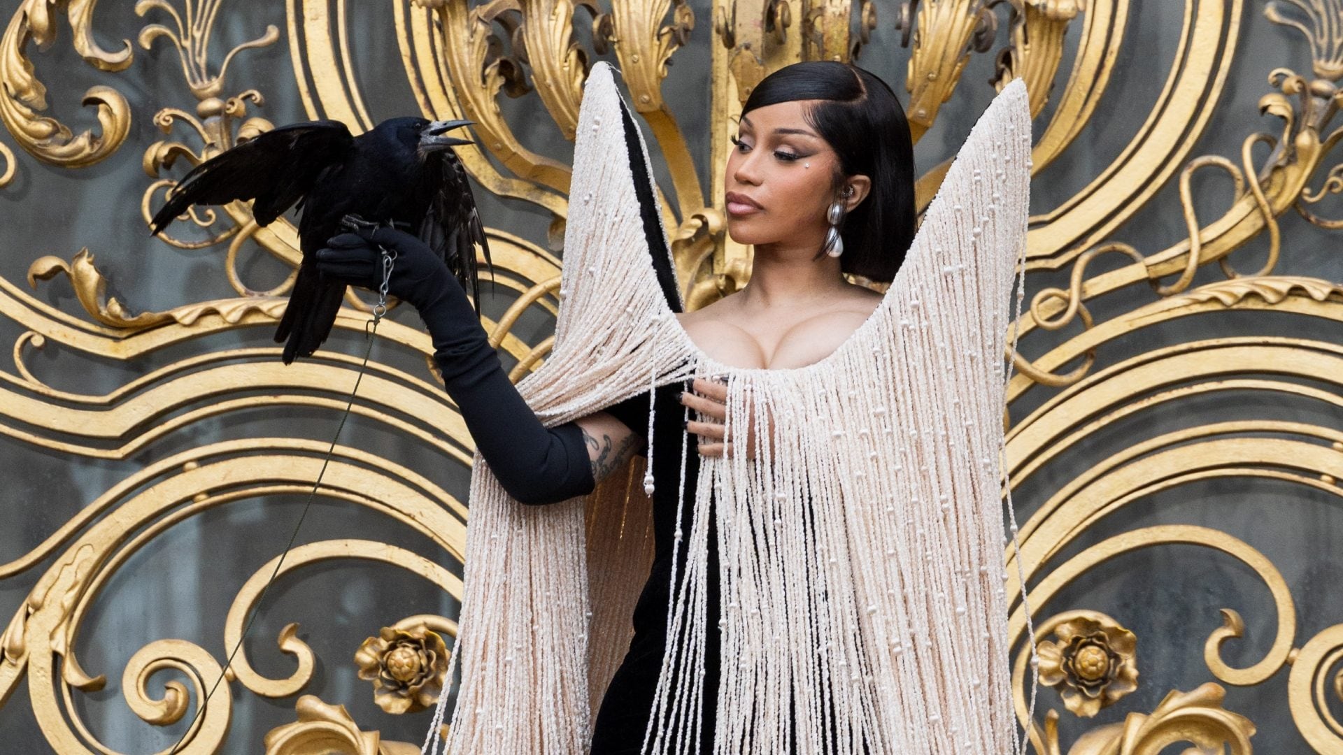 Perché Cardi B ha portato un corvo (vero) alla sfilata Couture di ...