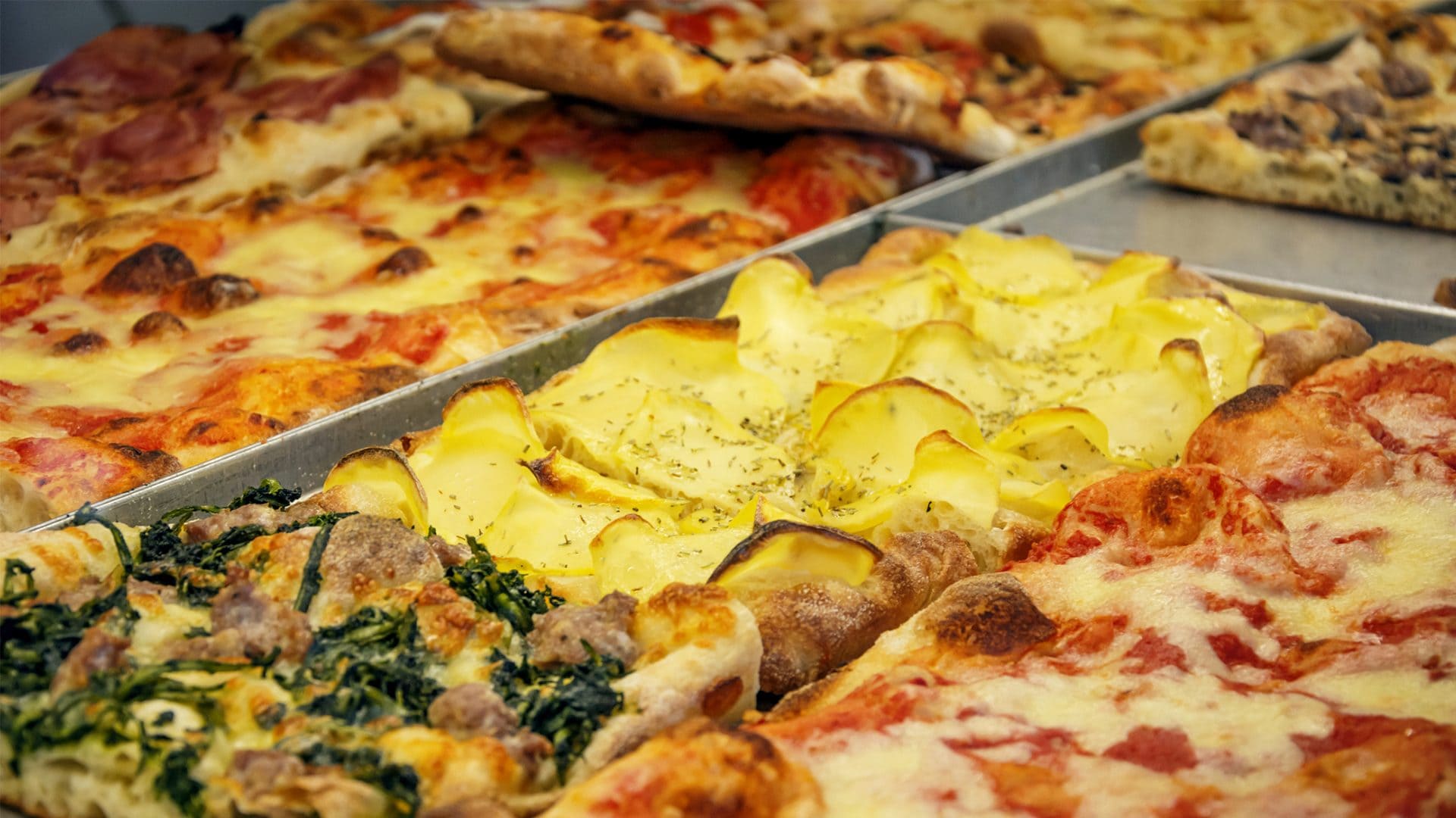 Chi fa la migliore pizza al taglio d'Italia: la classifica 50 Top Pizza 2025 premia Roma