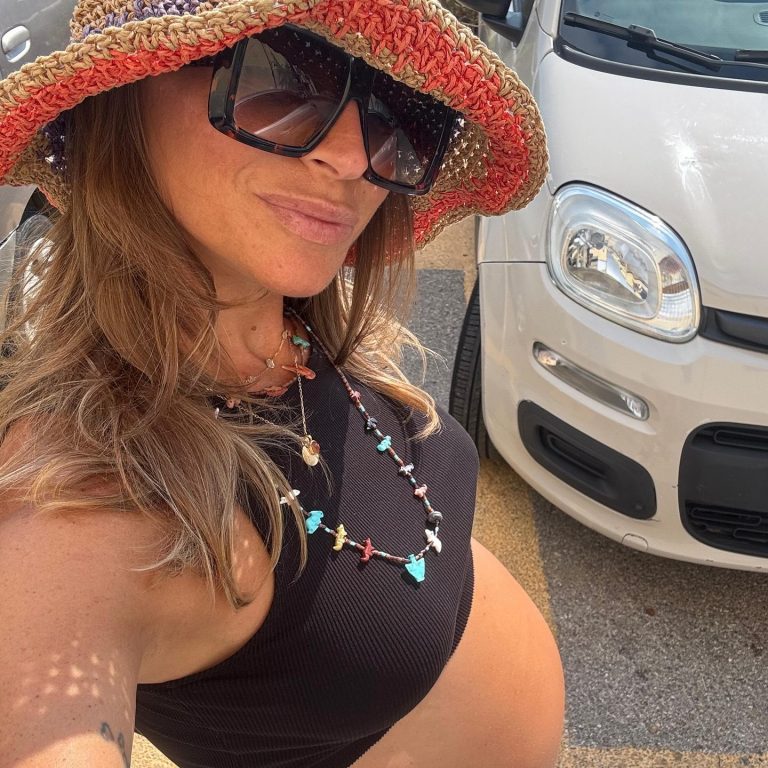 Il compleanno col pancione di Alessandra Amoroso: festa in bikini leopardato con torta ...