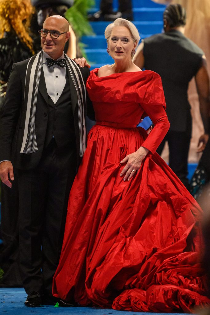 Meryl Streep diva in rosso sul set, ma i tacchi giocano un brutto ...