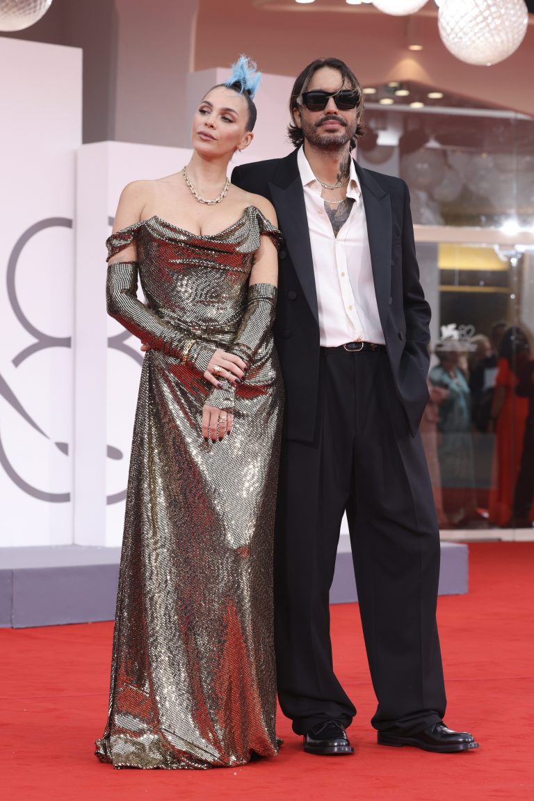 Rose Villain cambia look al Festival di Venezia 2025: è una diva punk ...