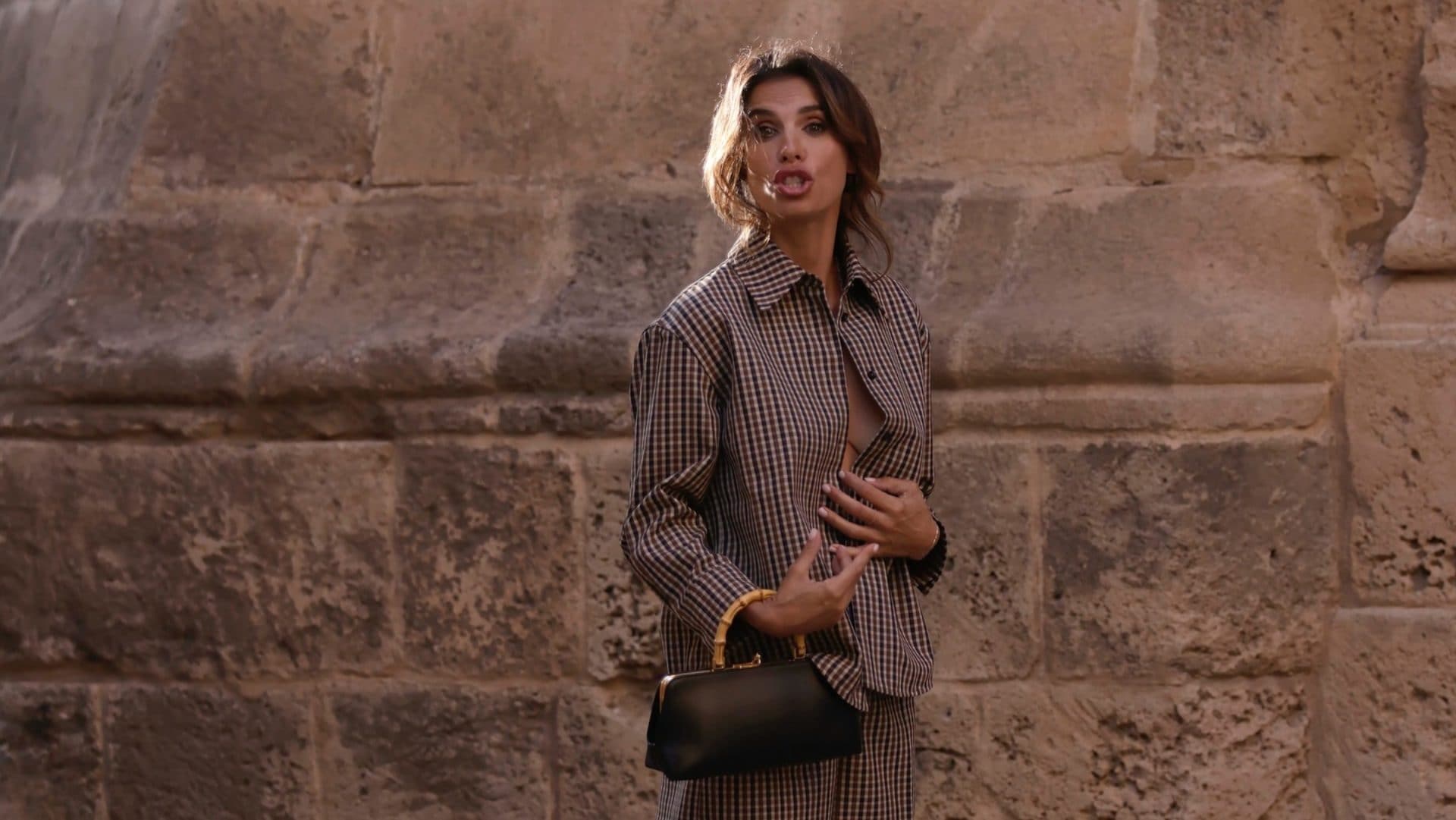 Elisabetta Canalis, il look da avere in autunno è con bermuda e camicia (da indossare senza ...