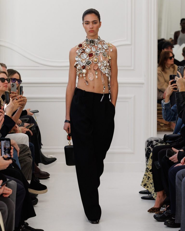 Emmy Awards 2025, Jenna Ortega è regina di stile col top che sembra un ...