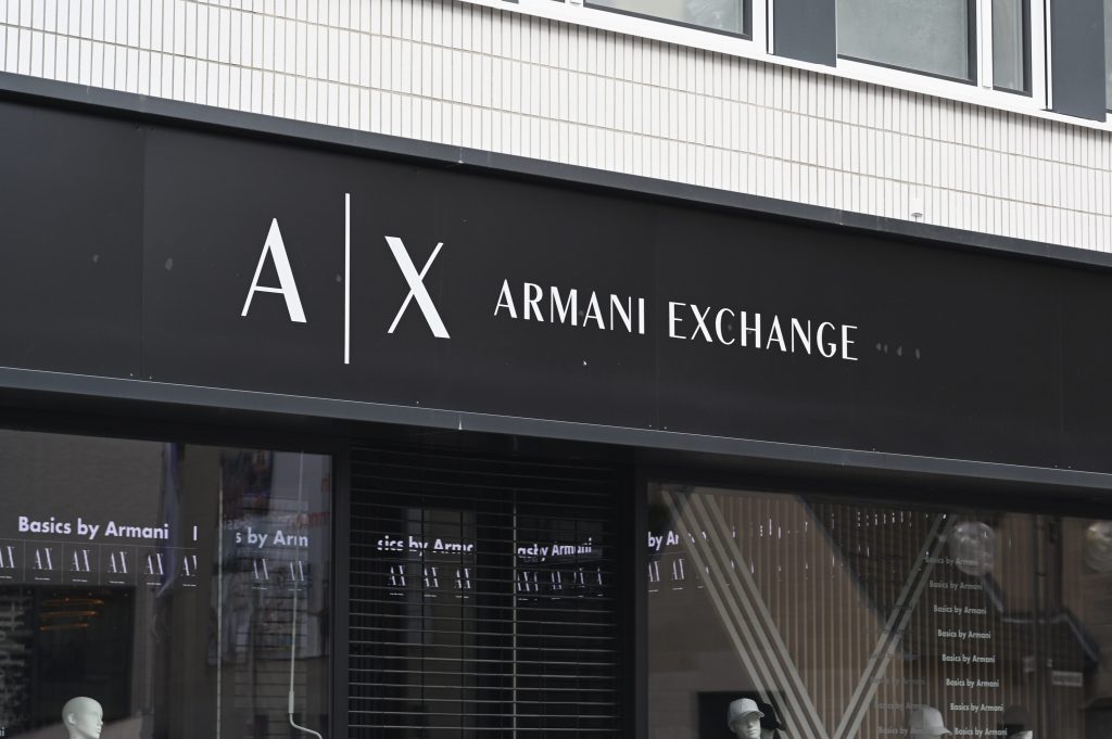 L'aquila di Giorgio Armani: il significato del logo che ha reso eterno ...