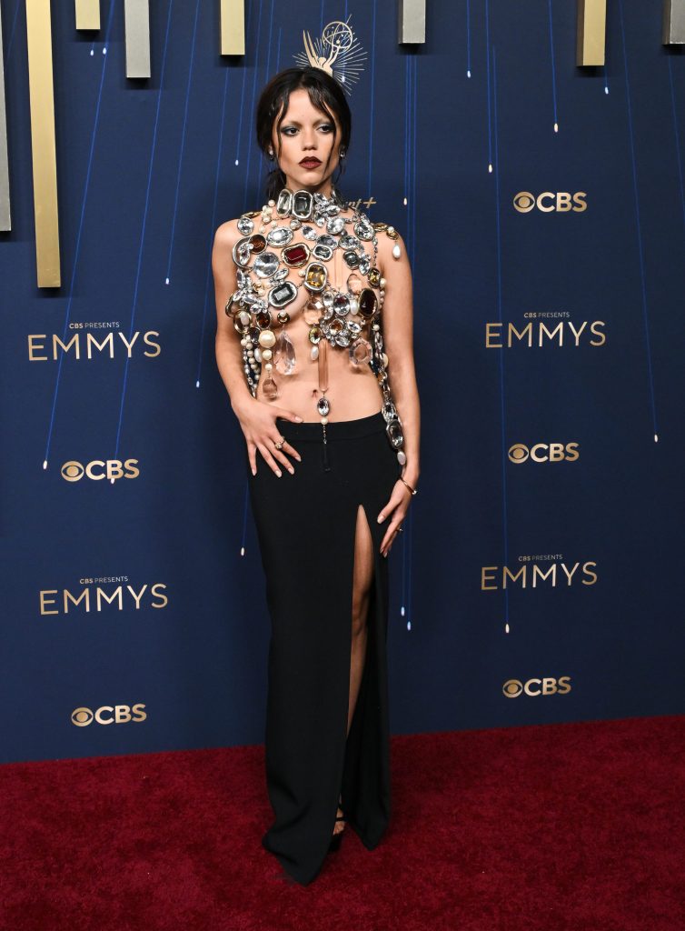 Emmy Awards 2025, Jenna Ortega è regina di stile col top che sembra un ...