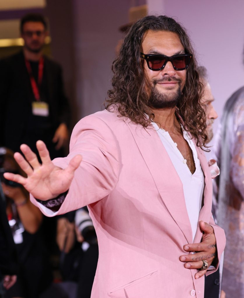 Jason Momoa a Venezia in rosa, smalto compreso: ci ricorda che non è un ...