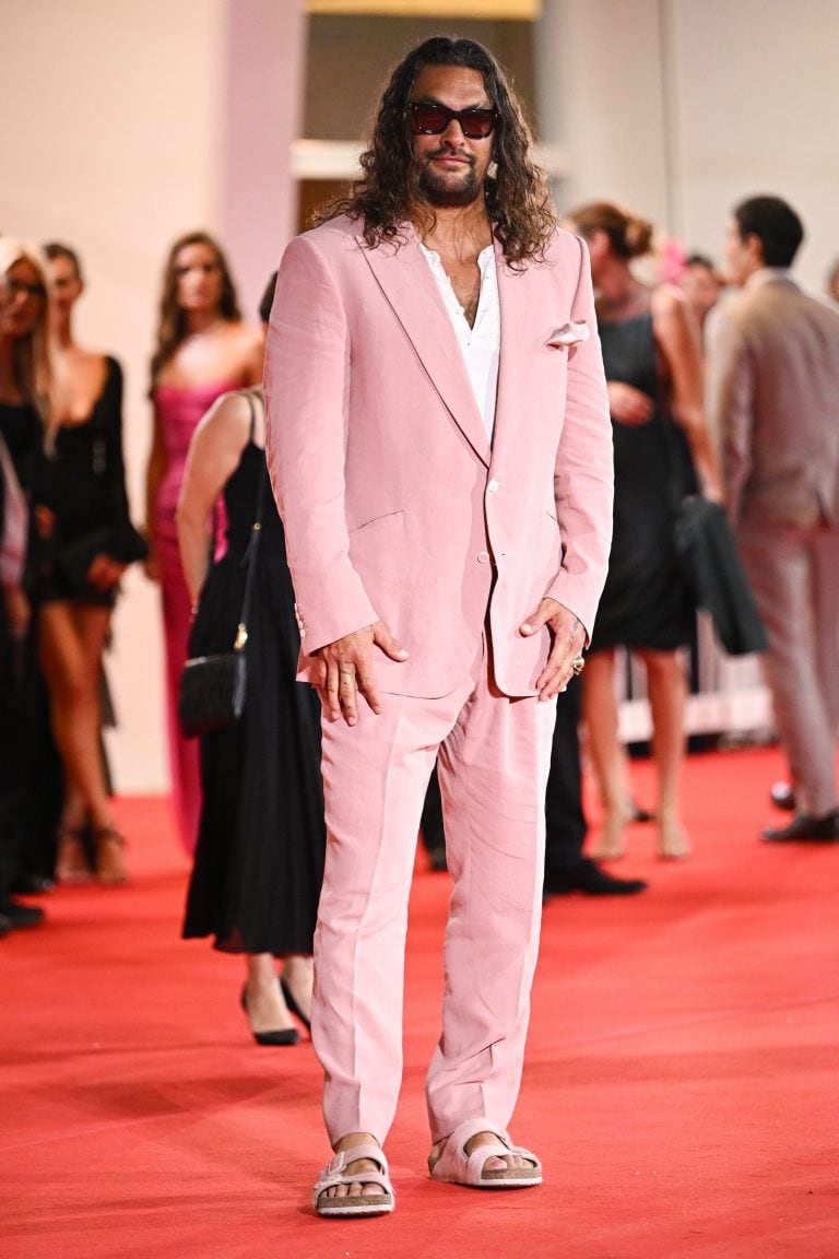 Jason Momoa a Venezia in rosa, smalto compreso: ci ricorda che non è un ...