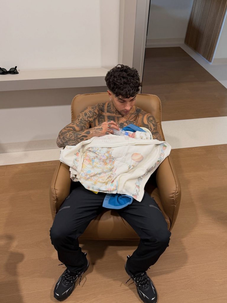 Perché Tony Effe tiene tra le braccia Priscilla a petto nudo: cos'è e a ...