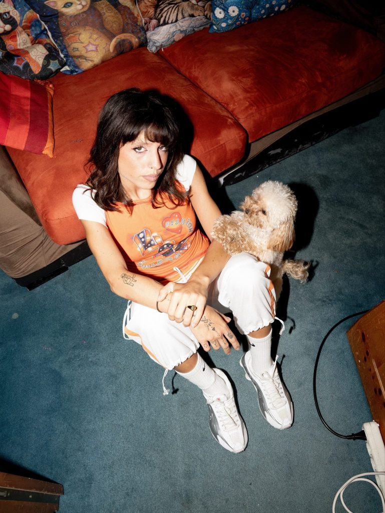 Il ritorno di Angelina Mango: addio shorts e zeppe, ora veste casual ...