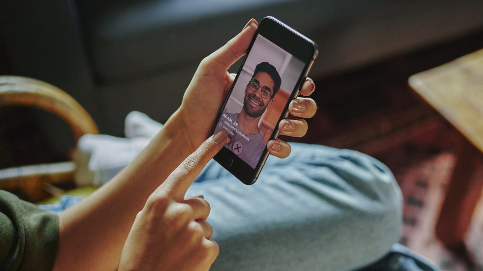 Bio baiting, mentire sulle dating app per fare colpo (e improvvisamente tutti amano viaggiare)