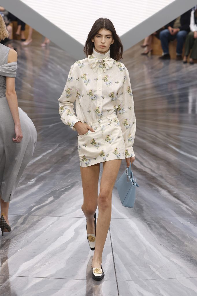 Il debutto in passerella da Dior di Matilde Lucidi: la figlia di Bianca ...