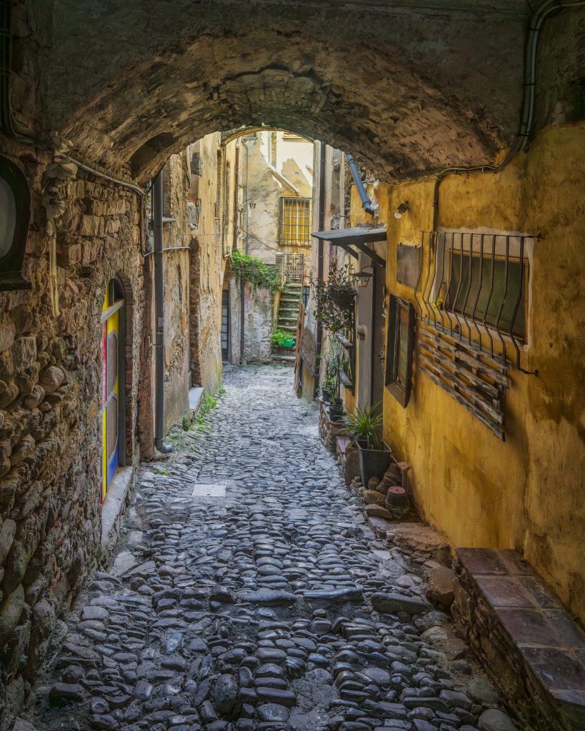 Il borgo fantasma in Italia riqualificato dagli artisti: la storia di ...