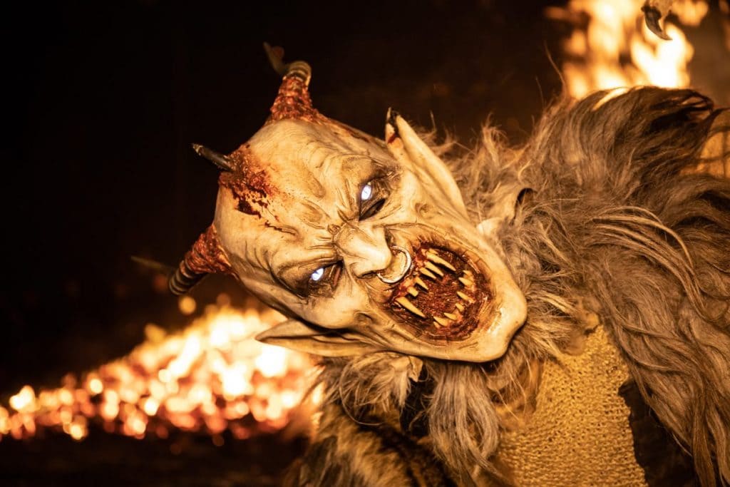 Chi sono i Krampus, storia e tradizioni delle creature spaventose che accompagnano San Nicola