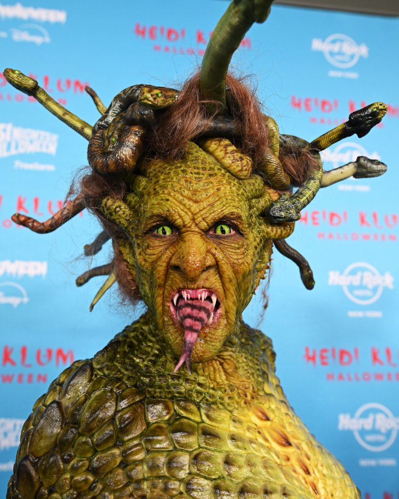 Heidi Klum, il costume da Medusa per Halloween 2025 le impedisce di ...