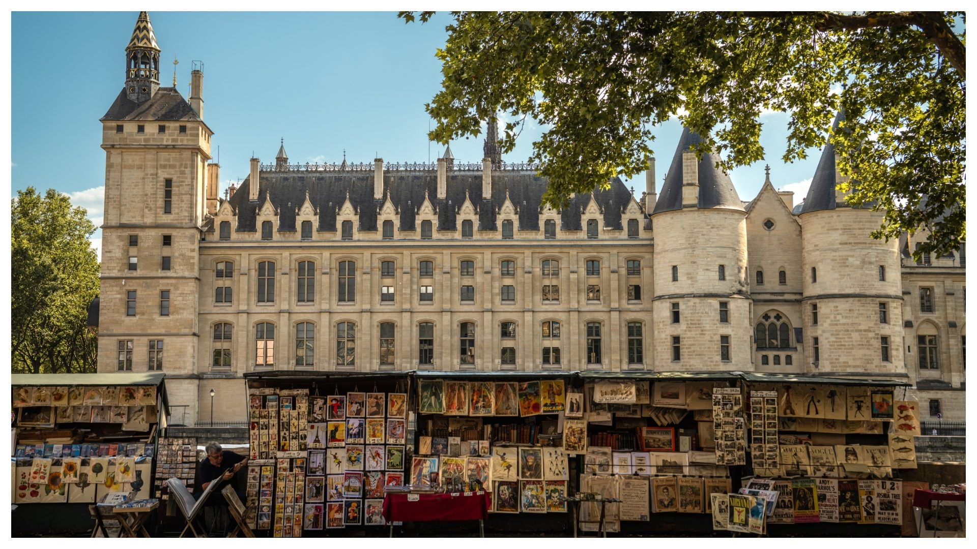 Cosa sono e come nascono i bouquinistes di Parigi, simbolo della città ...