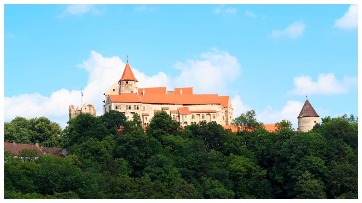 Il castello di Fantaghirò esiste davvero, ecco dove si trova e perché ...