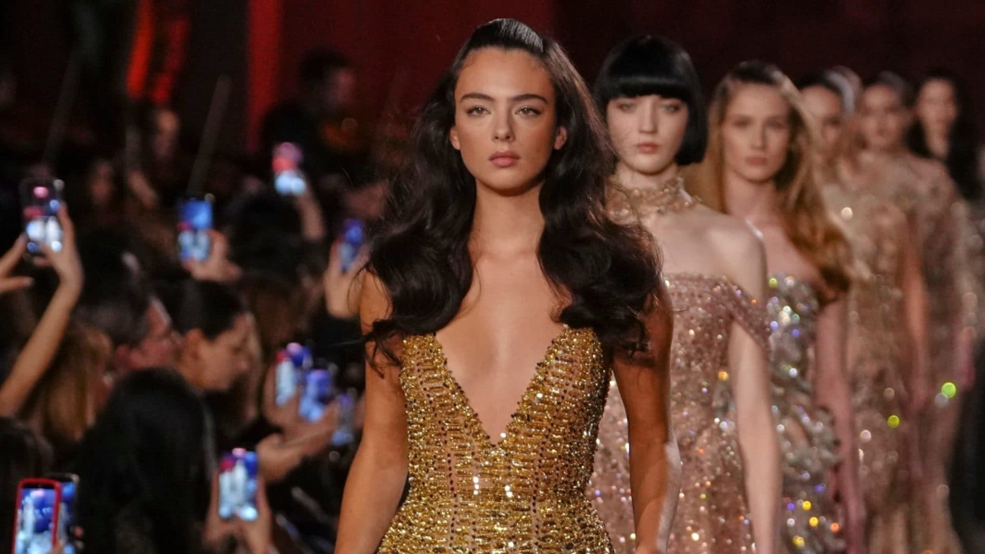 Deva Cassel vestita d’oro in passerella: è lei la regina di Parigi