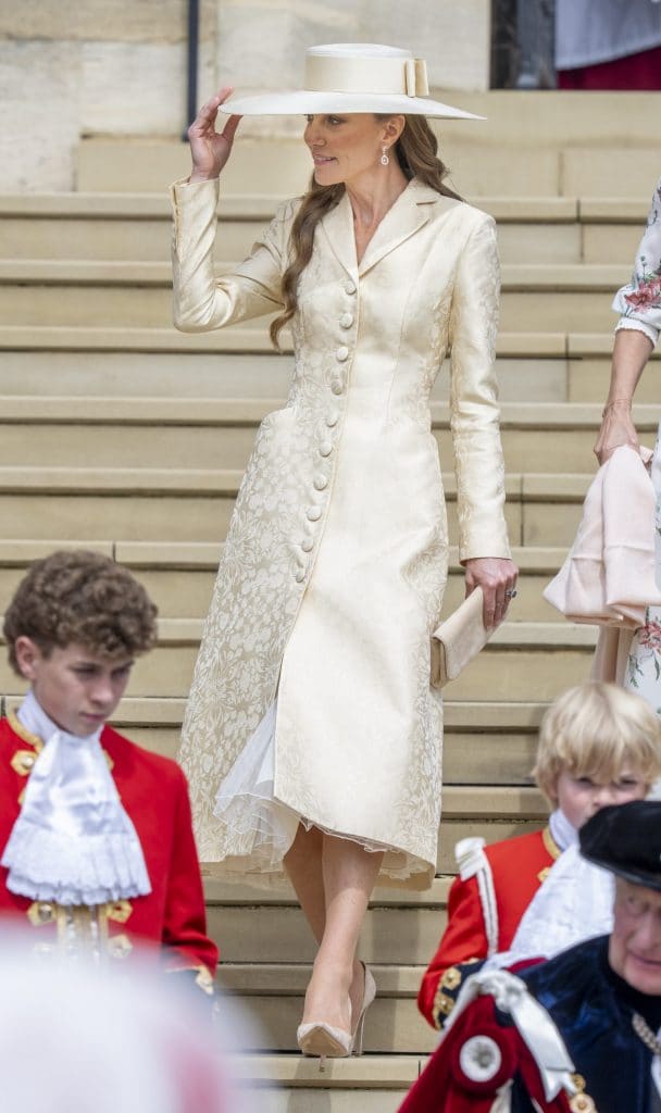 Kate Middleton ricicla gli orecchini del matrimonio e illumina il nuovo ...