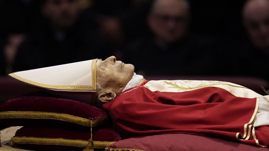 Cos'è la tanatoprassi, la tecnica usata per imbalsamare Papa Benedetto ... Cos'è la tanatoprassi, la tecnica usata per imbalsamare Papa Benedetto ...