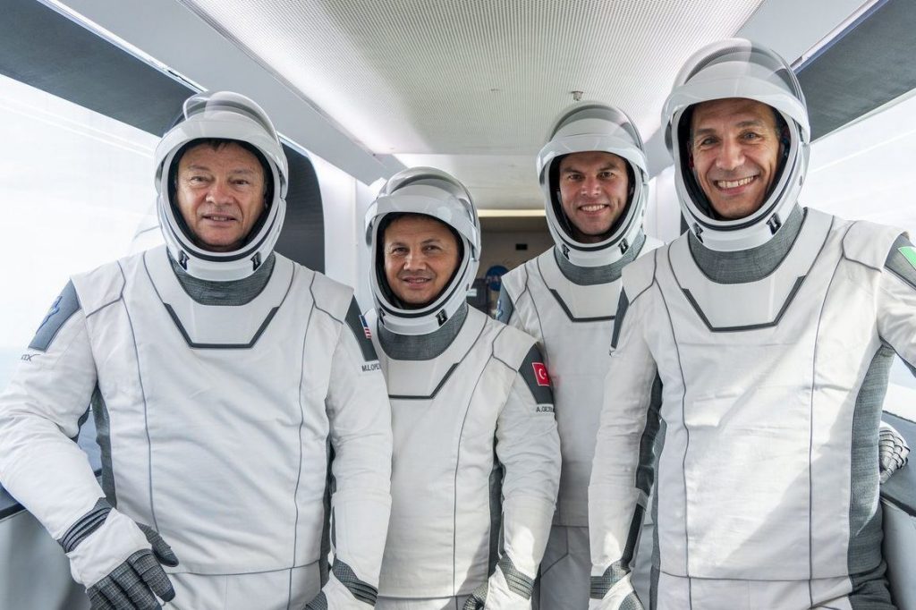 Rinviato a oggi il lancio della missione Ax-3 con l'italiano Villadei ...