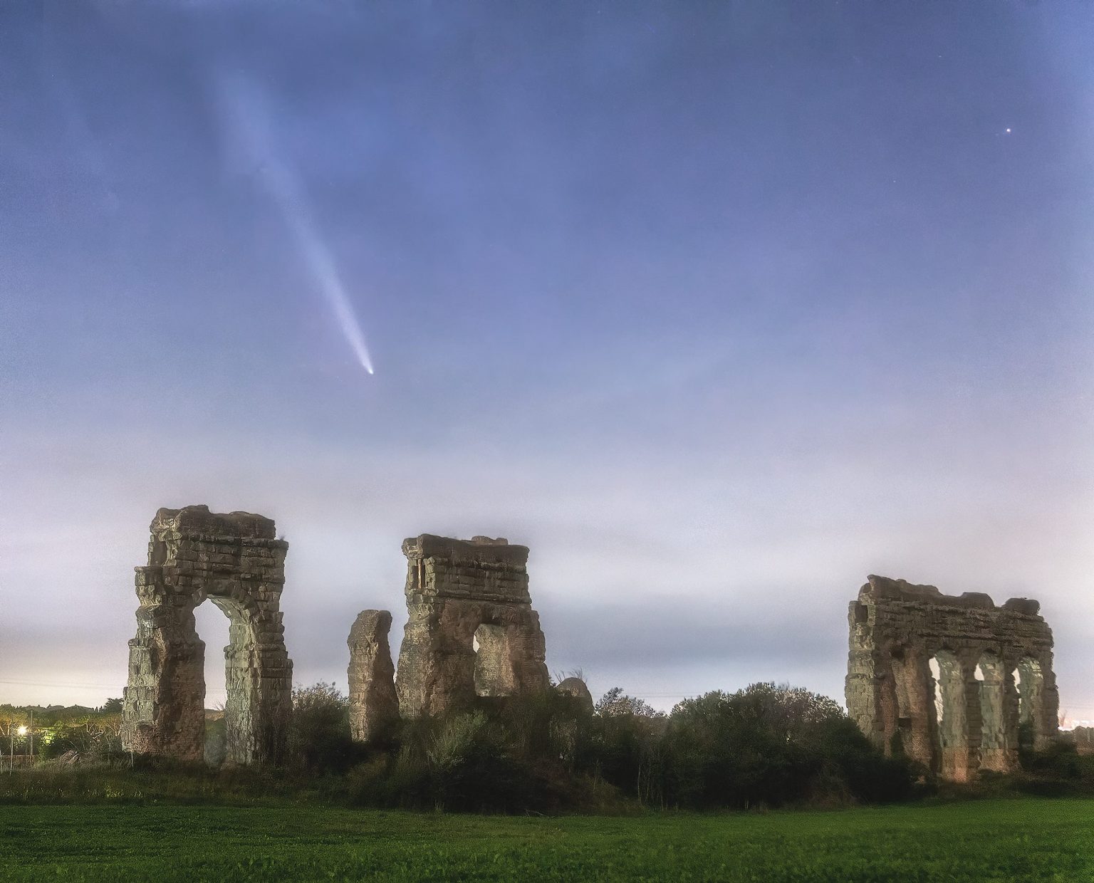 La cometa del secolo splende sull'acquedotto romano: il magnifico ...