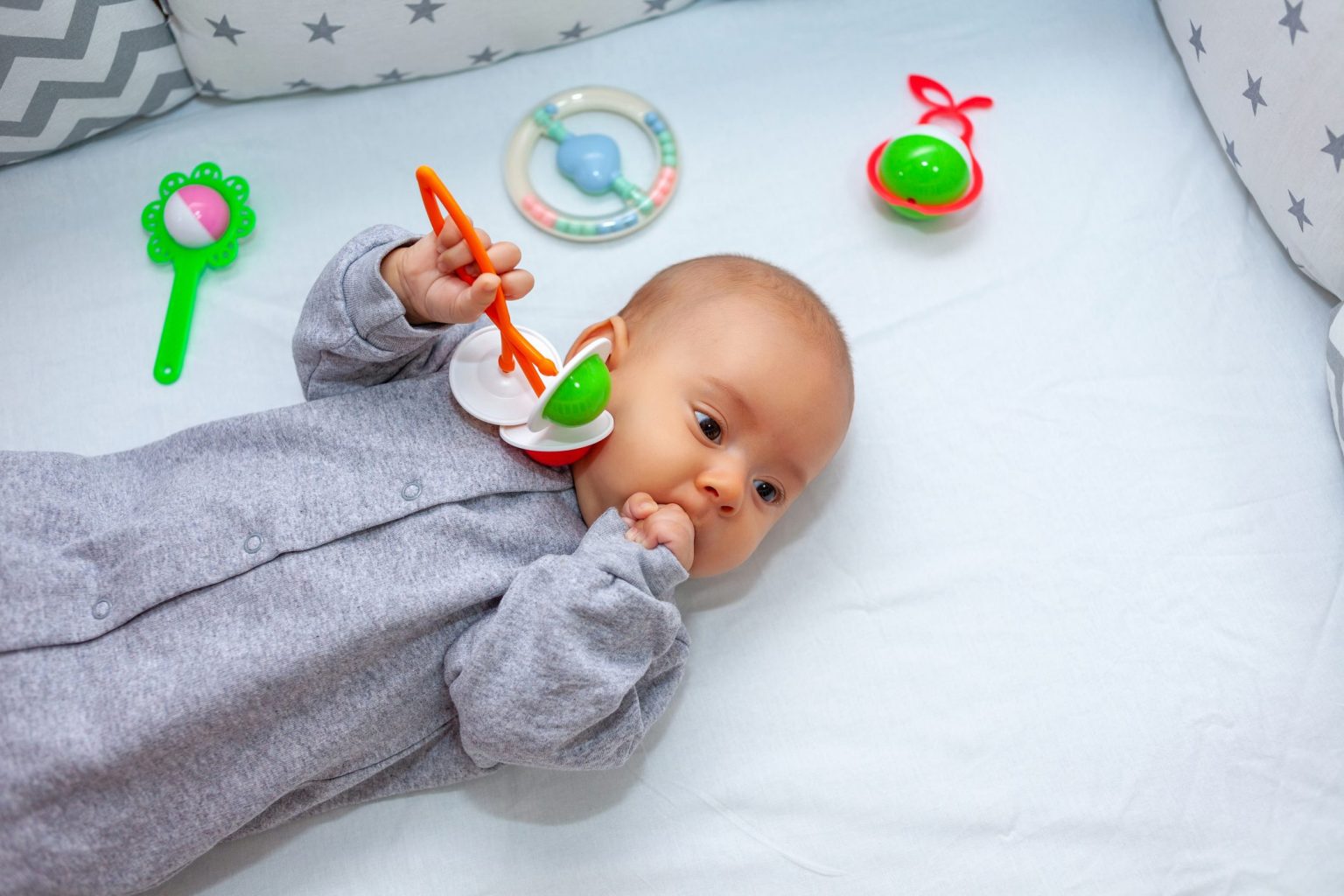 Perchè il neonato si mette le mani in bocca e si mangia i pugnetti: la ...