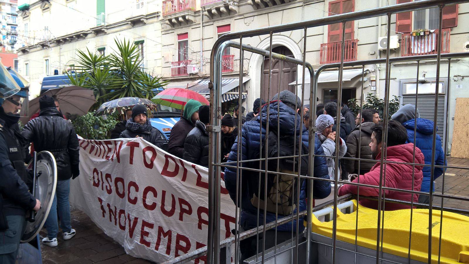 Disoccupati occupano il Consiglio Comunale: scontri con i vigili ...