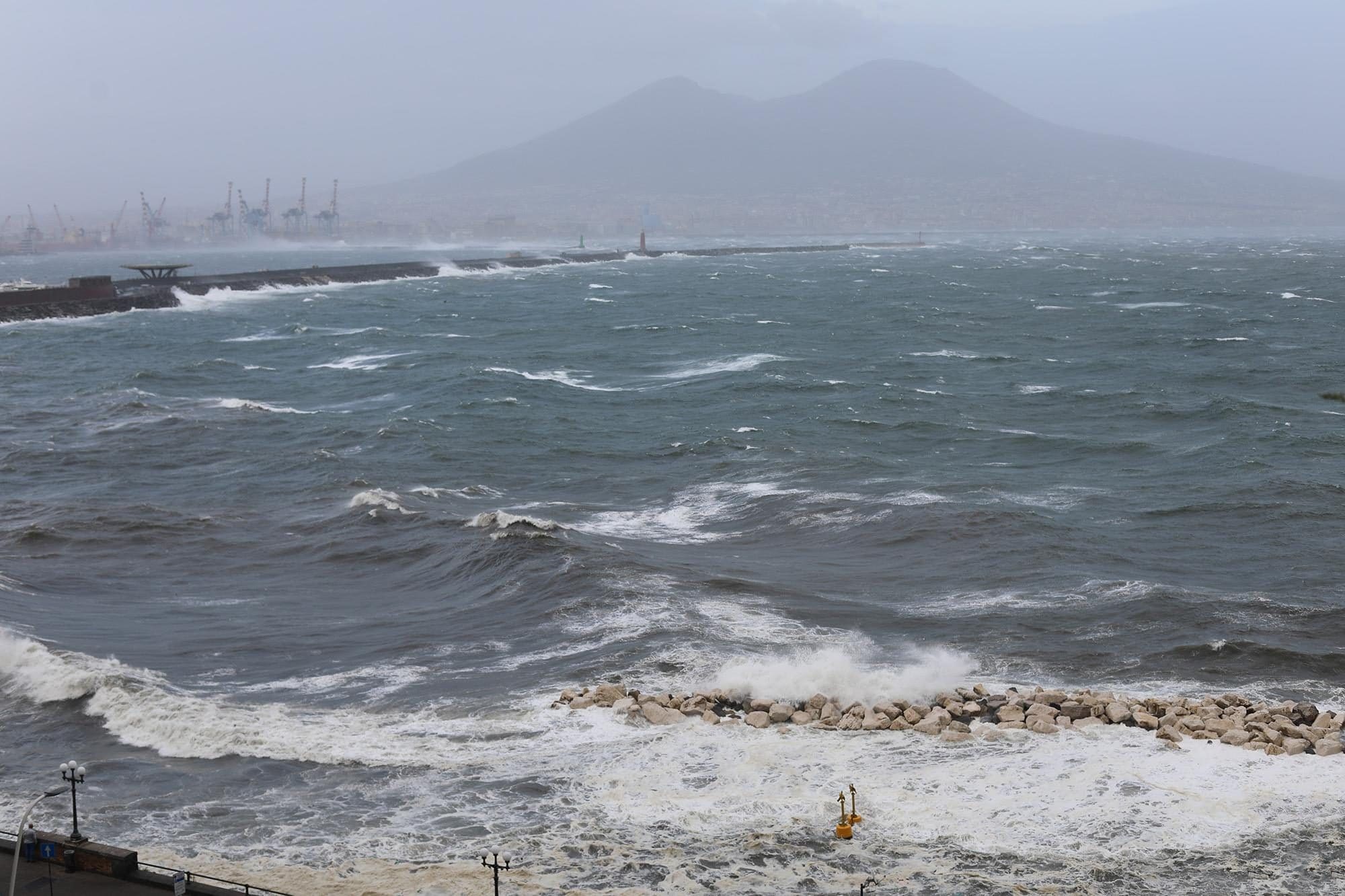 Vento forte su Napoli: raffiche fino a 50 chilometri orari