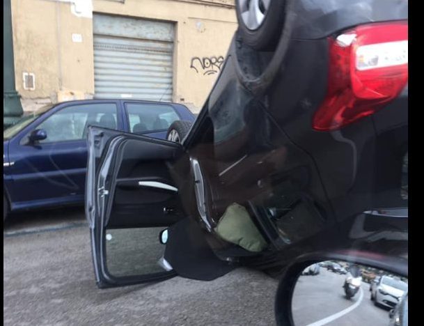 Auto si ribalta su corso Vittorio Emanuele: salvo il conducente, traffico in tilt