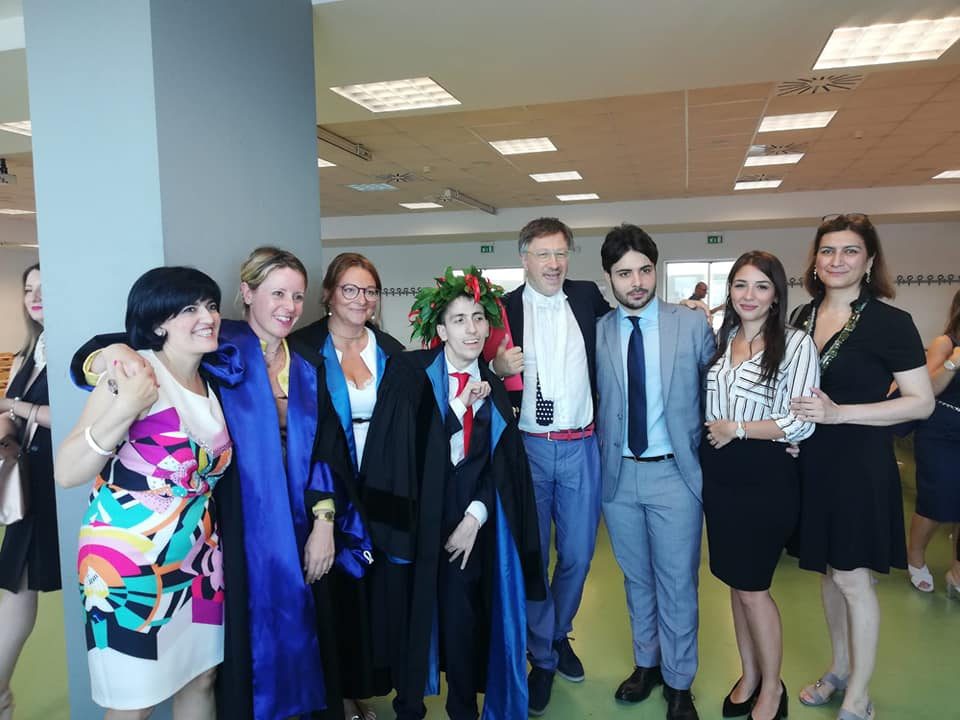 La storia di Anthony: non può parlare per l'encefalopatia ma si laurea ...