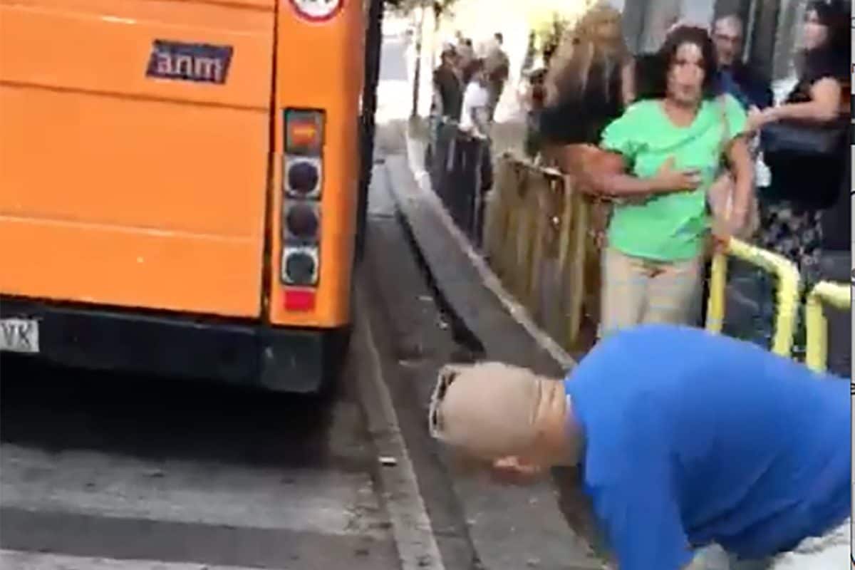 Panico sull'autobus dell'Anm: il mezzo si riempie di fumo, passeggeri ...