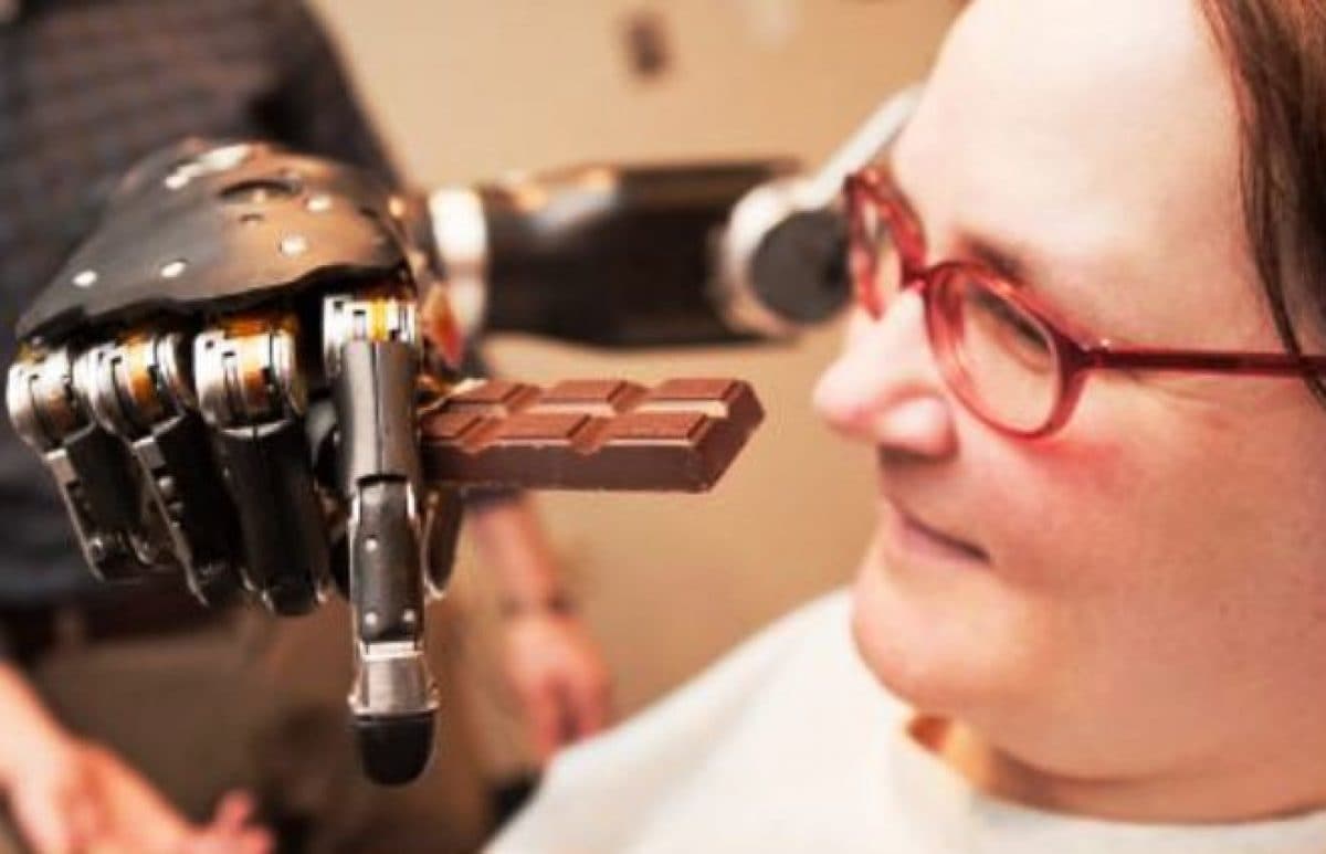 Donna tetraplegica guida con il pensiero un caccia F-35 virtuale