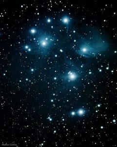 La Luna danza nel cielo con le stelle delle Pleiadi e delle Iadi ...