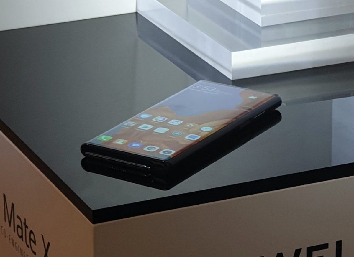 Mate X, svelato lo smartphone pieghevole di Huawei: costa 2299 euro
