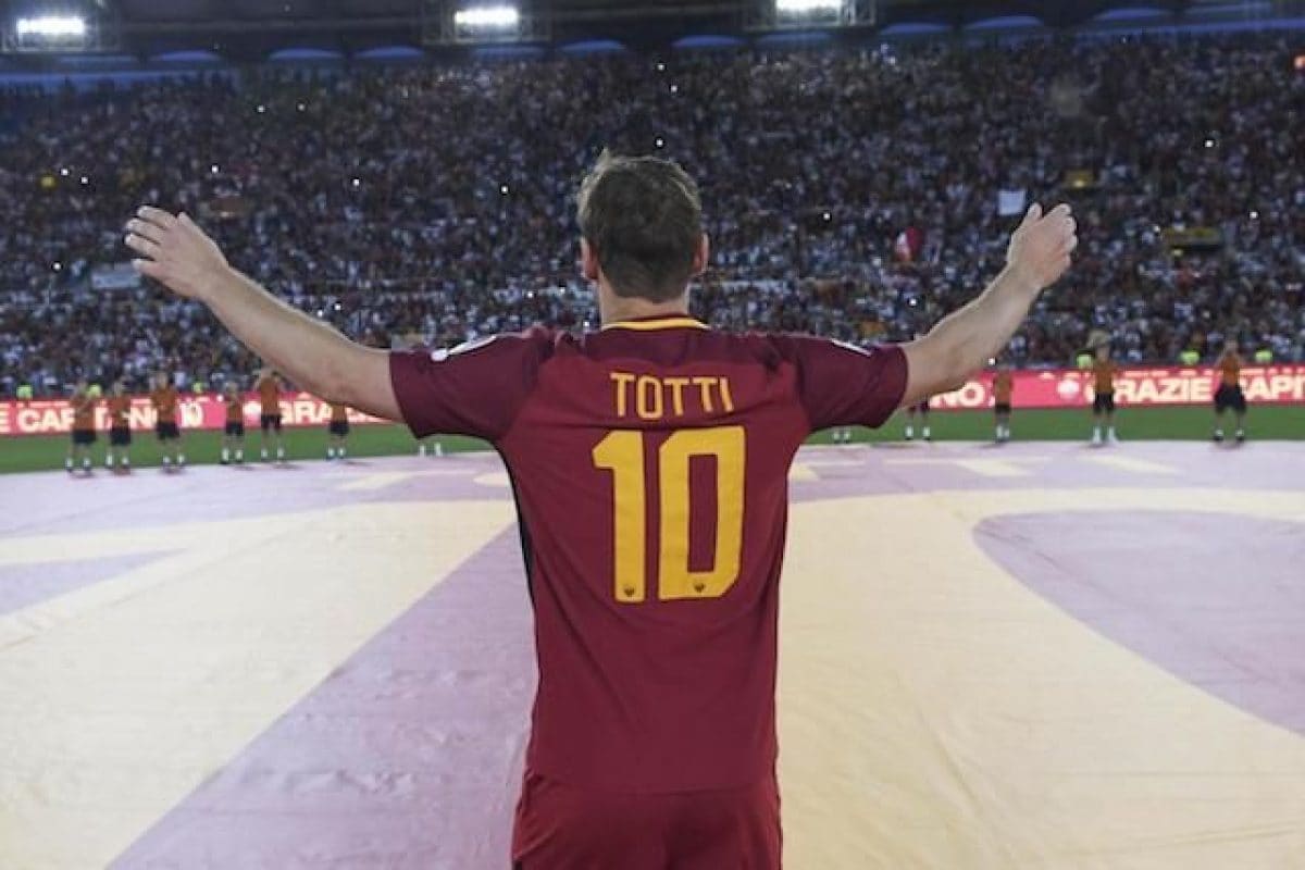 Totti, la maglia numero 10 della Roma non sarà ritirata Totti, la maglia numero 10 della Roma non sarà ritirata