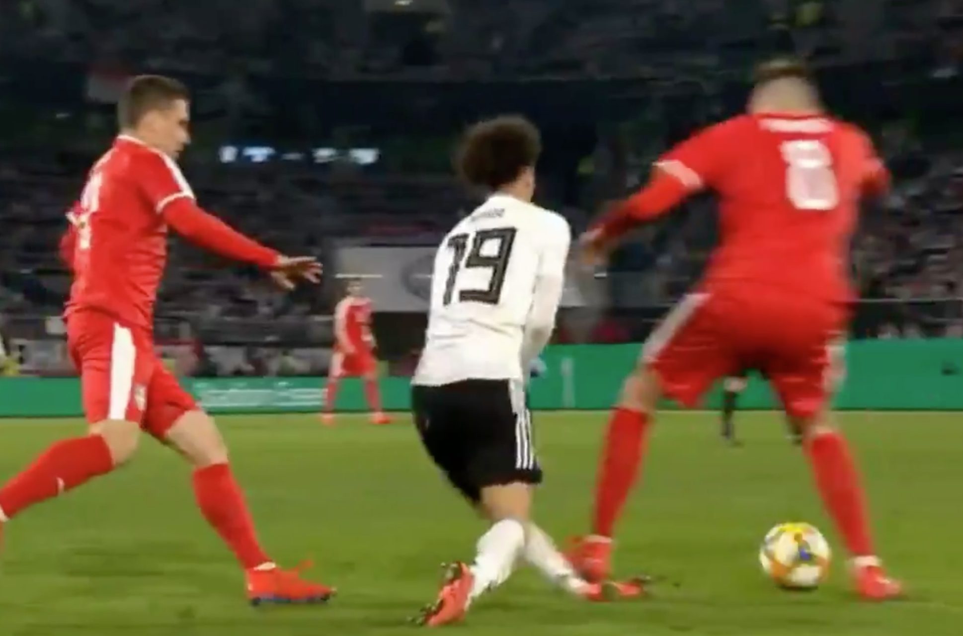 Il fallo killer di Pavkov su Sané in Germania-Serbia 1-1