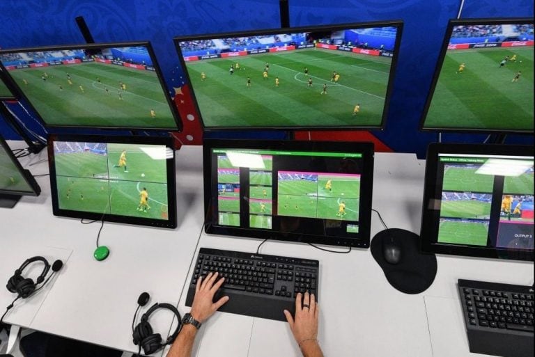 VAR nel calcio: significato, come funziona e regolamento